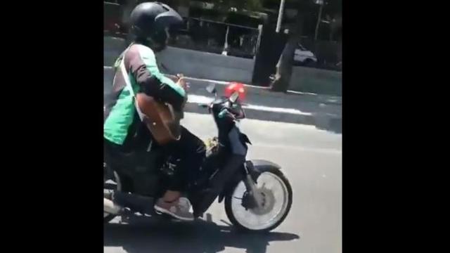 6 Aksi Nyeleneh Orang Saat Main Gitar Ini Bikin Tepuk Jidat - Hot Liputan6.com