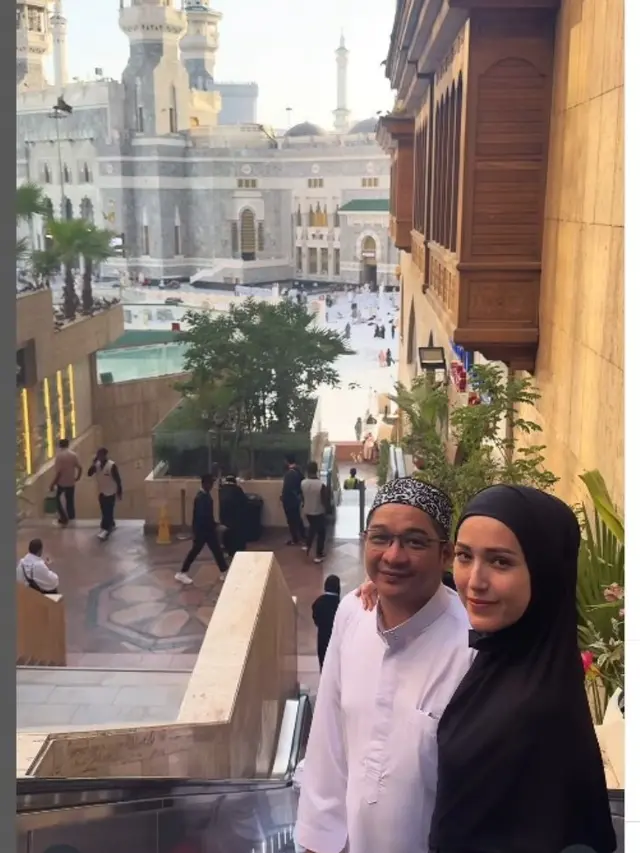 Gaya Adelia Wilhelmina Ibadah Haji Bareng Pasha Ungu, Tetap Cantik Pakai Hijab Syariah ...