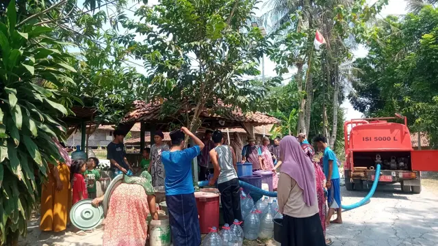Ratusan KK Terdampak Kekeringan di Bekasi Terima Bantuan Air Bersih - News Liputan6.com