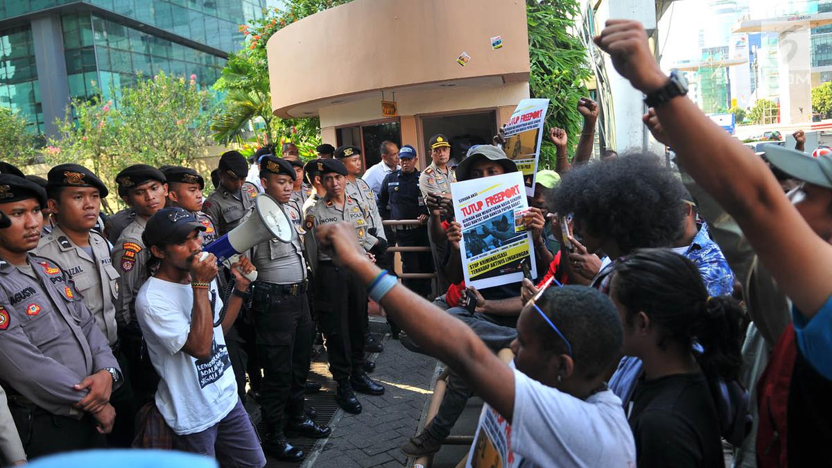 FOTO: Minta Freeport Ditutup, Masyarakat Papua Gelar Demo