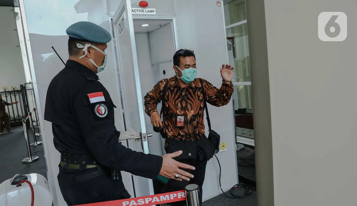 FOTO: Menhub Positif Corona, Istana Pasang Ruang Disinfeksi di Pintu ...