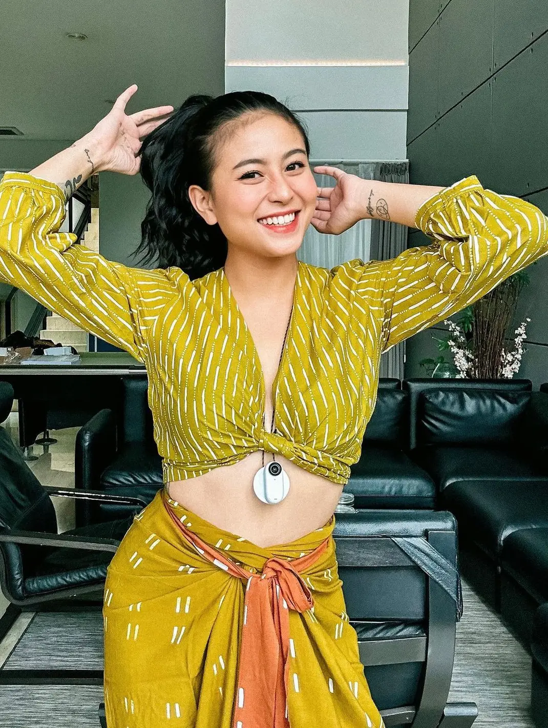 6 Inspirasi OOTD Berkain ala Awkarin, Stylish dan Kekinian! - Photo ...