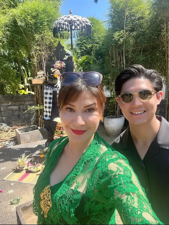Tamara Bleszynski dan Teuku Rassya Ikut Upacara Piodalan di Bali ...