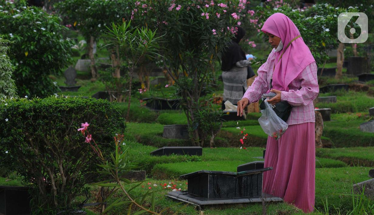 Jelang Puasa Ramadan 1444 H, Warga Ziarah Makam di TPU Malaka Jakarta ...