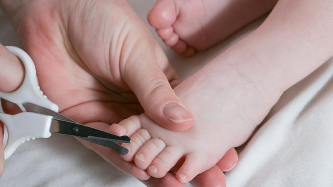 5 Cara Memotong Kuku Bayi yang Benar dan Aman - Parenting Fimela.com