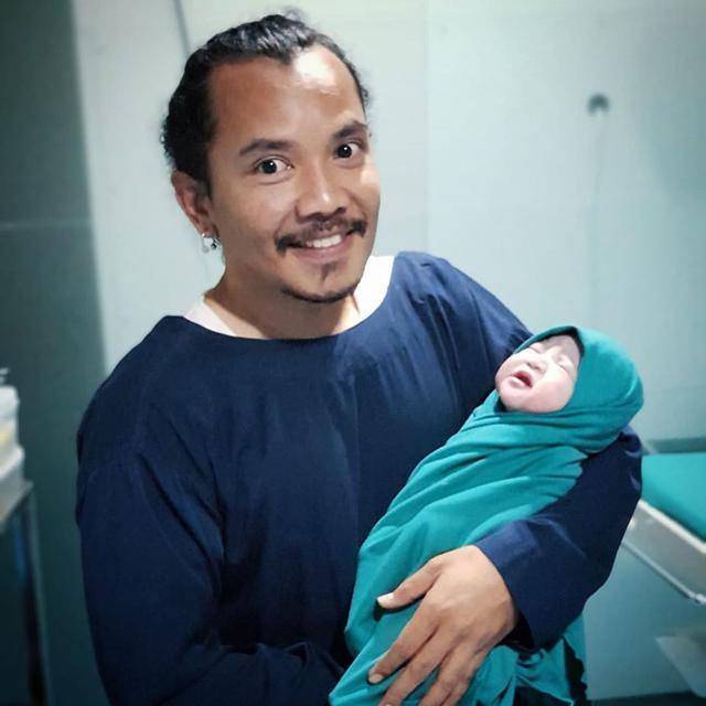 Dikarunia Anak Kedua, Ini 6 Potret Cella Kotak dan Keluarga Kecilnya - Hot Liputan6.com