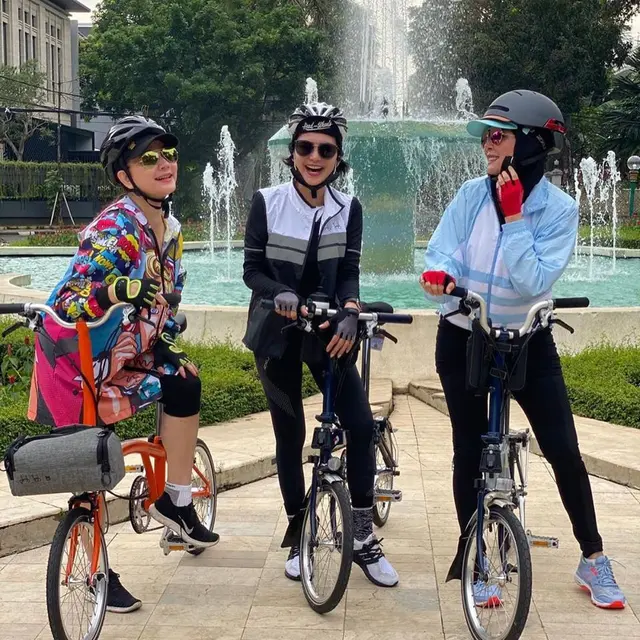 Bugar di Usia 49 Tahun, Ini 6 Potret Nunu Datau Saat Bersepeda - Hot ...