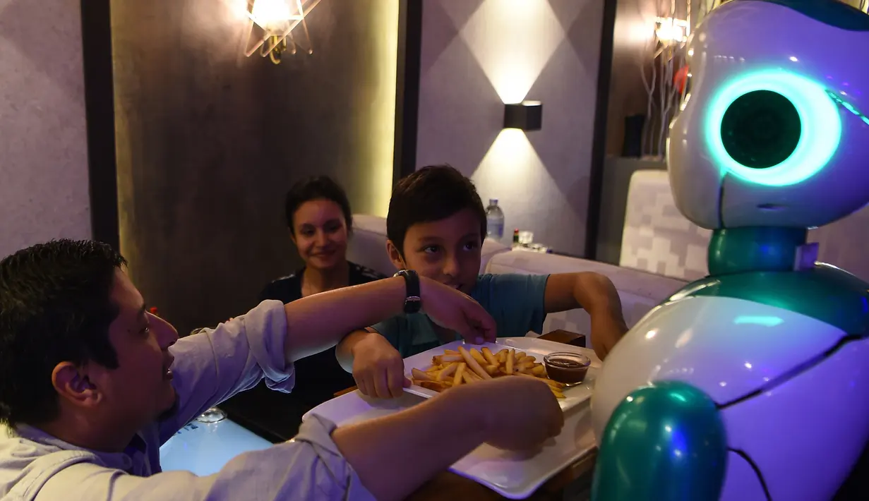 FOTO: Ginger, Robot Pelayan Restoran Pertama di Nepal - Foto Liputan6.com