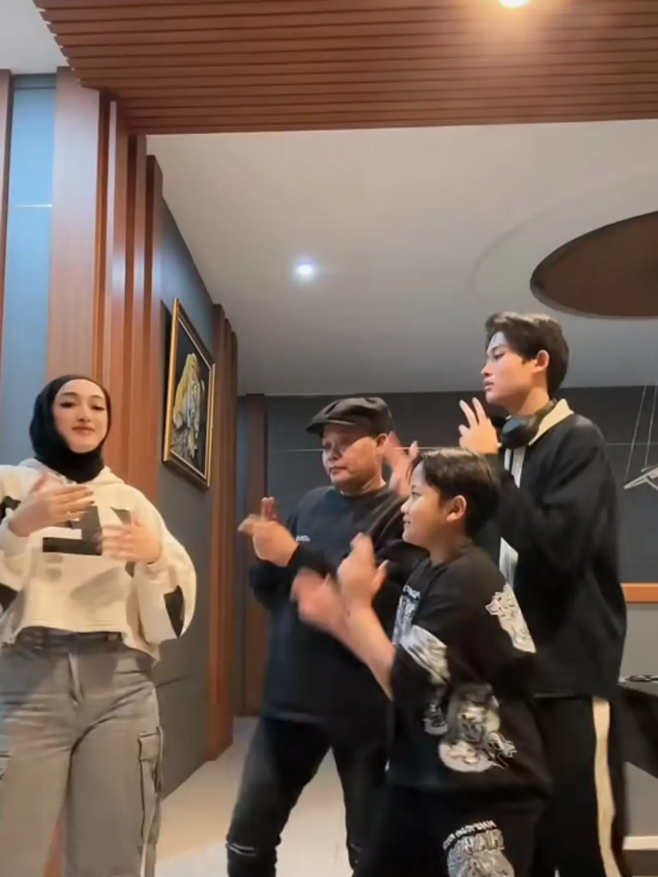 7 Potret Perdana Mahalini Bareng Santyka Pacar Sule, Outfitnya Jadi ...