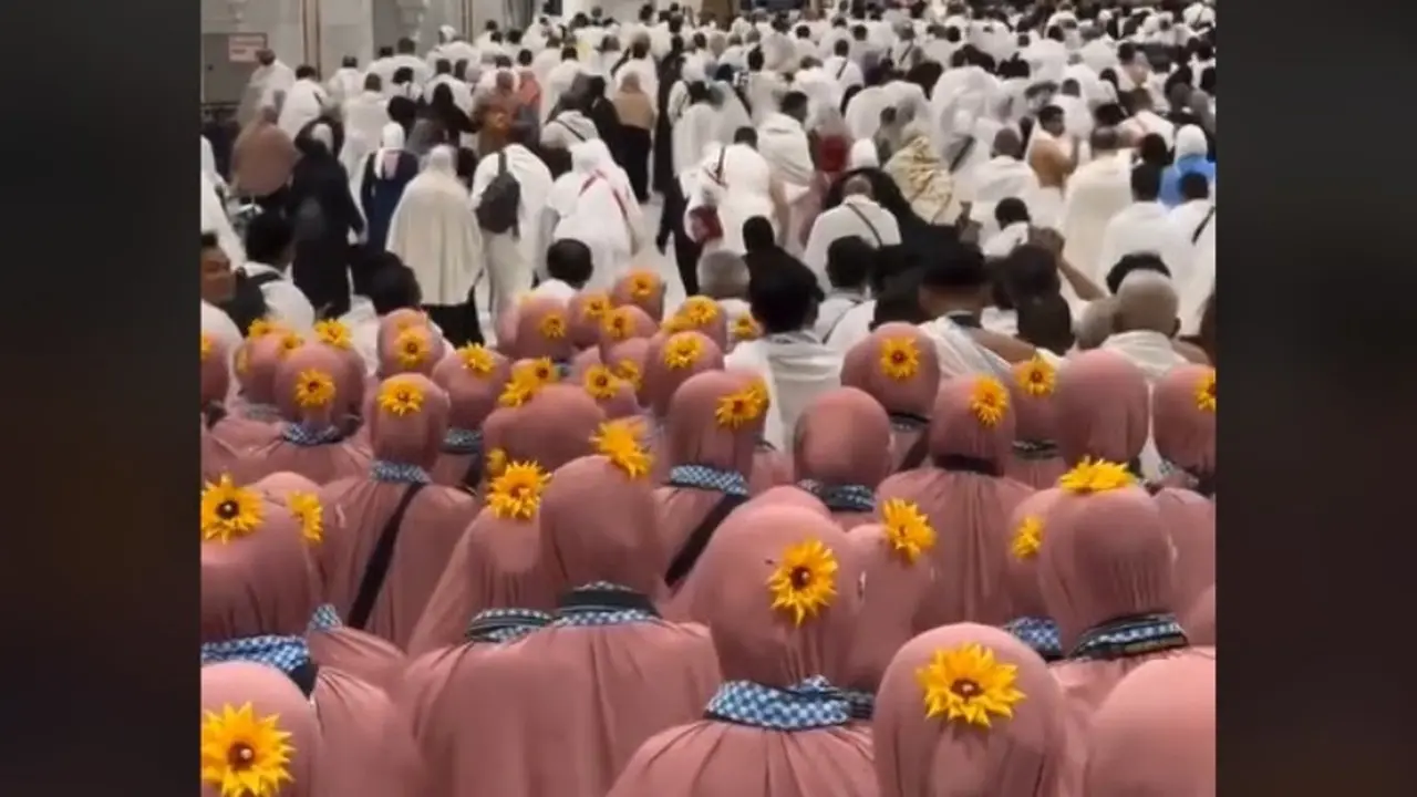 Viral Rombongan Umrah Diduga dari Indonesia Kompak Pakai Bunga di ...