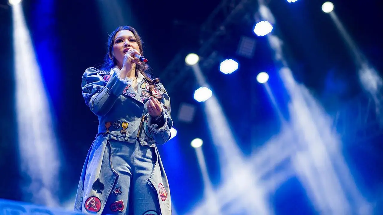 Maia Estianty tak Bisa Move On, Lihat Gaya Yuki Kato Nonton Duo Maia ...