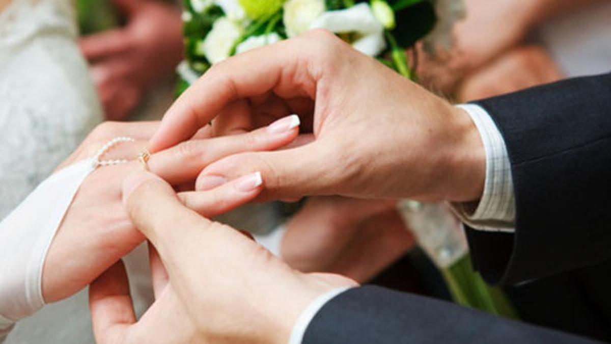 Cinta Tak Pandang Usia Usia Istri Pemuda Ini 31 Tahun Lebih Tua