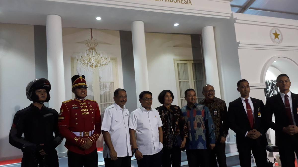 Replika Istana Negara dan Paspampres Ganteng Jadi Rebutan Selfie di ...