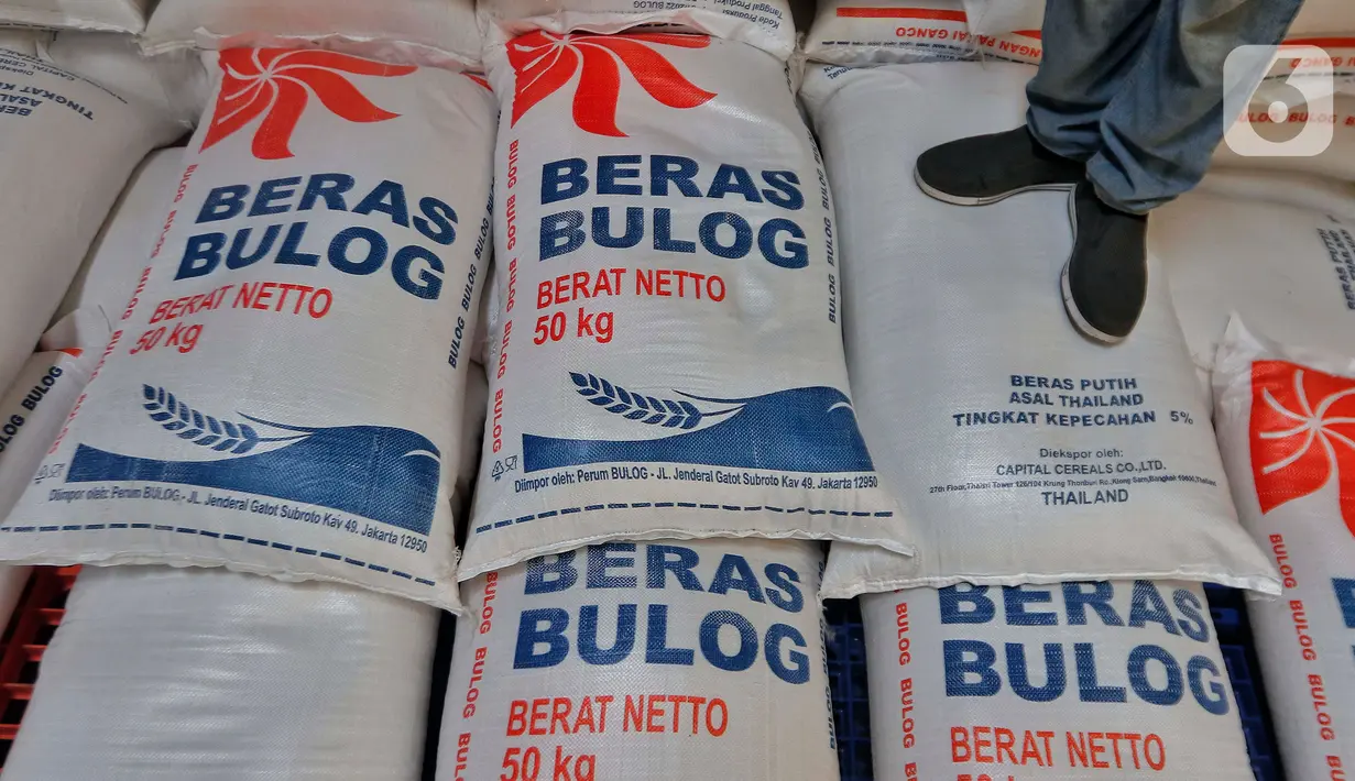 Stabilkan Harga, Bulog Gelontorkan 30 Ribu Ton Beras di Pasar Induk Cipinang - Foto Liputan6.com