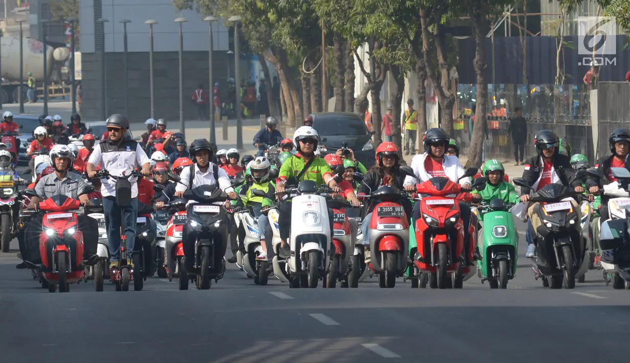 FOTO: Aksi Luhut Pandjaitan Hingga Budi Karya Konvoi Motor Listrik ...