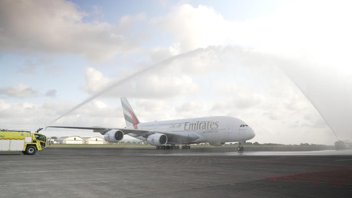 5 Fakta Pesawat Terbesar di Dunia, Airbus A380 Milik Emirates Mendarat ...