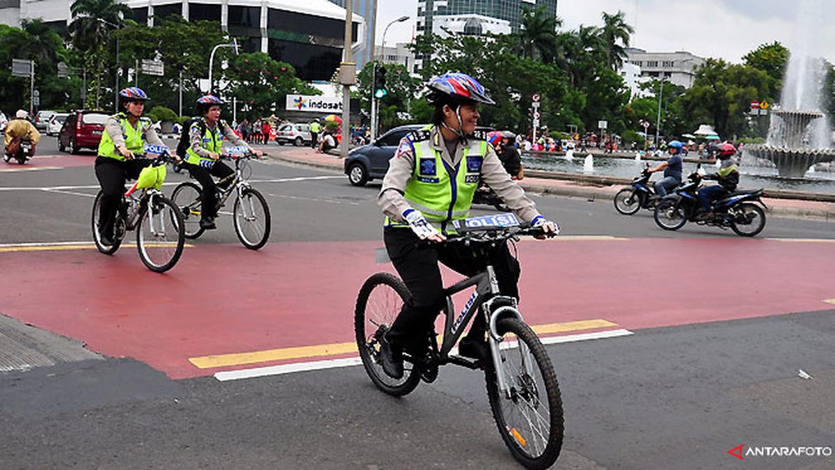 Polisi di Tahun Baru, dari Bersepeda Hingga Bersepatu Roda - News ...