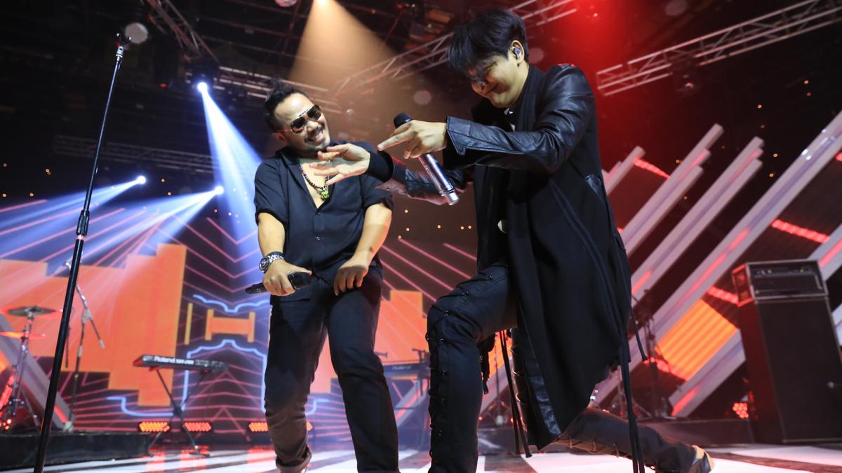 Jamrud Versus Gigi di Panggung The Biggest Super Band - Photo Fimela.com