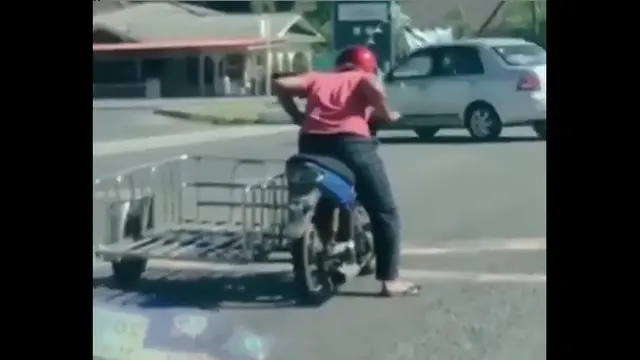 Banyak Gaya, Lihat Apa yang menimpa Pengendara Motor Bebek Ini ...