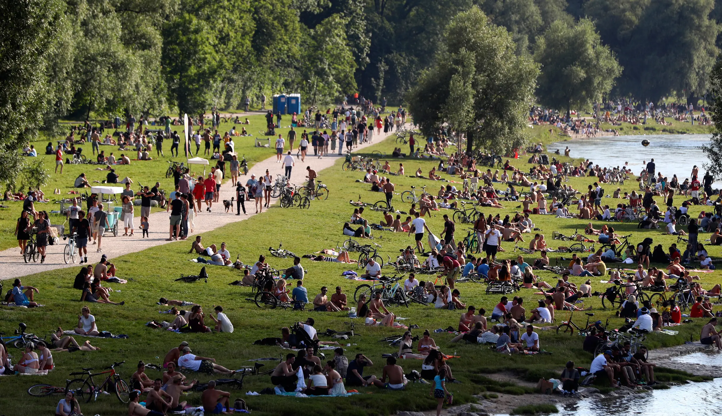 FOTO: Ribuan Orang Nikmati Cuaca Panas di Sungai Isar Jerman - Foto ...
