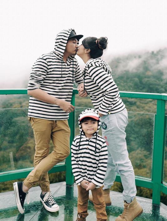 Kompak, Ini 8 Foto Keluarga Ryan Delon yang Jauh dari Gosip - Photo ...