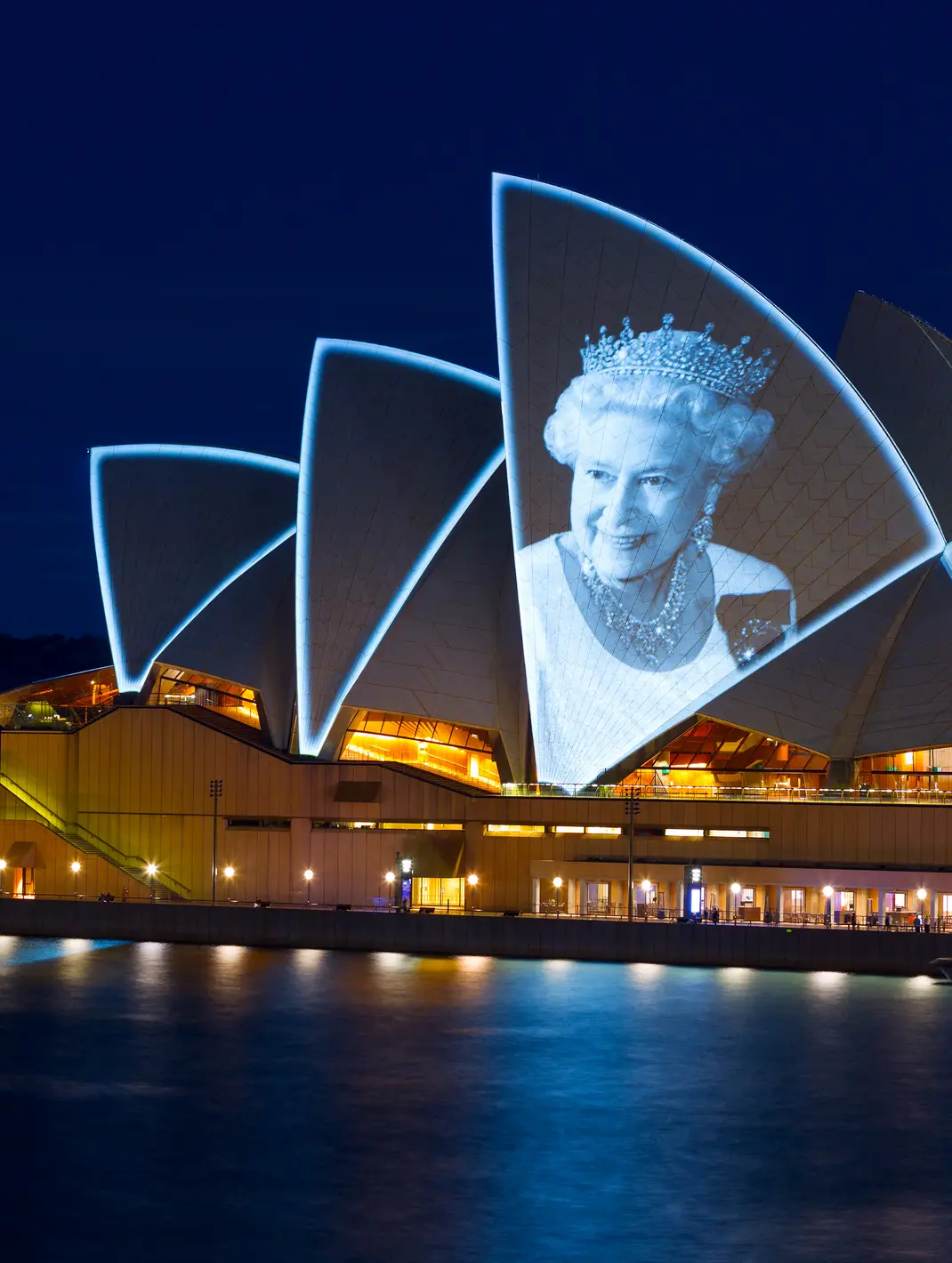 Layar Sydney Opera House Beri Penghormatan untuk Ratu Elizabeth II ...