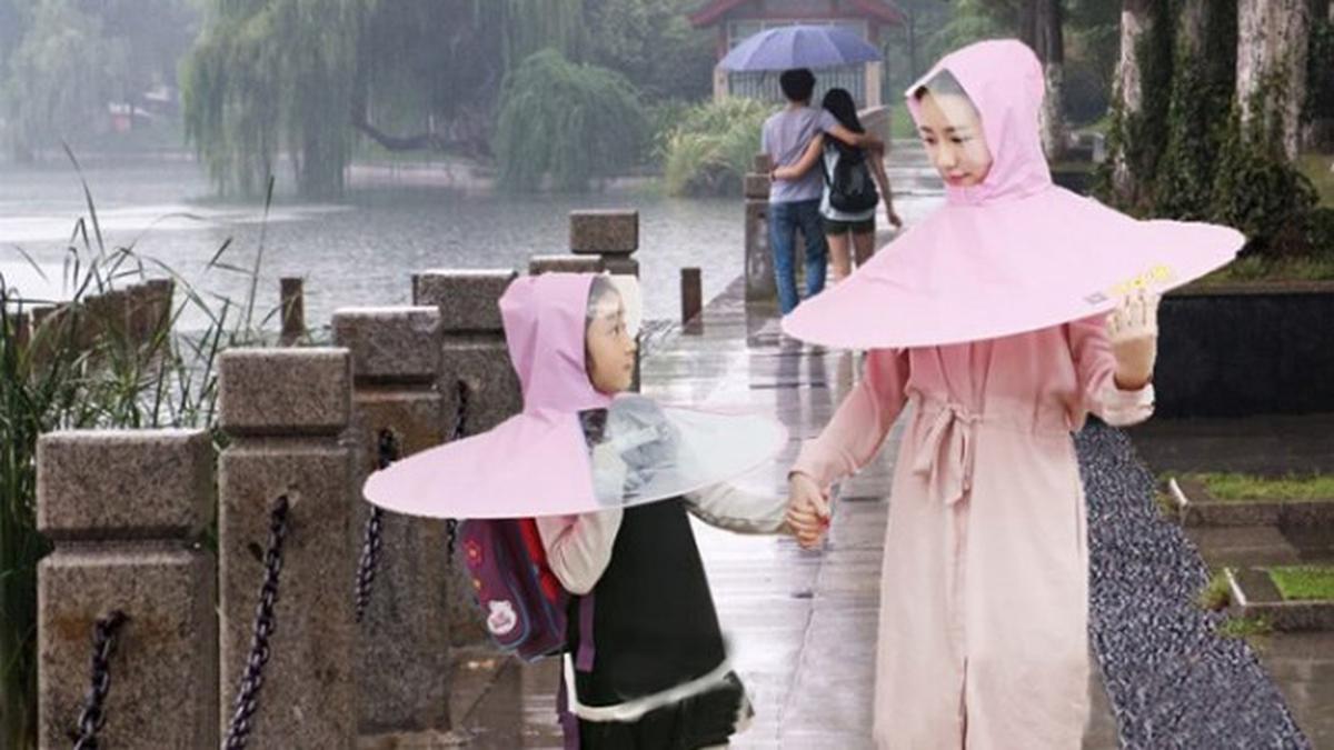 Unik, Jas Hujan Payung Ini Bikin Pemilik Tetap Fashionable