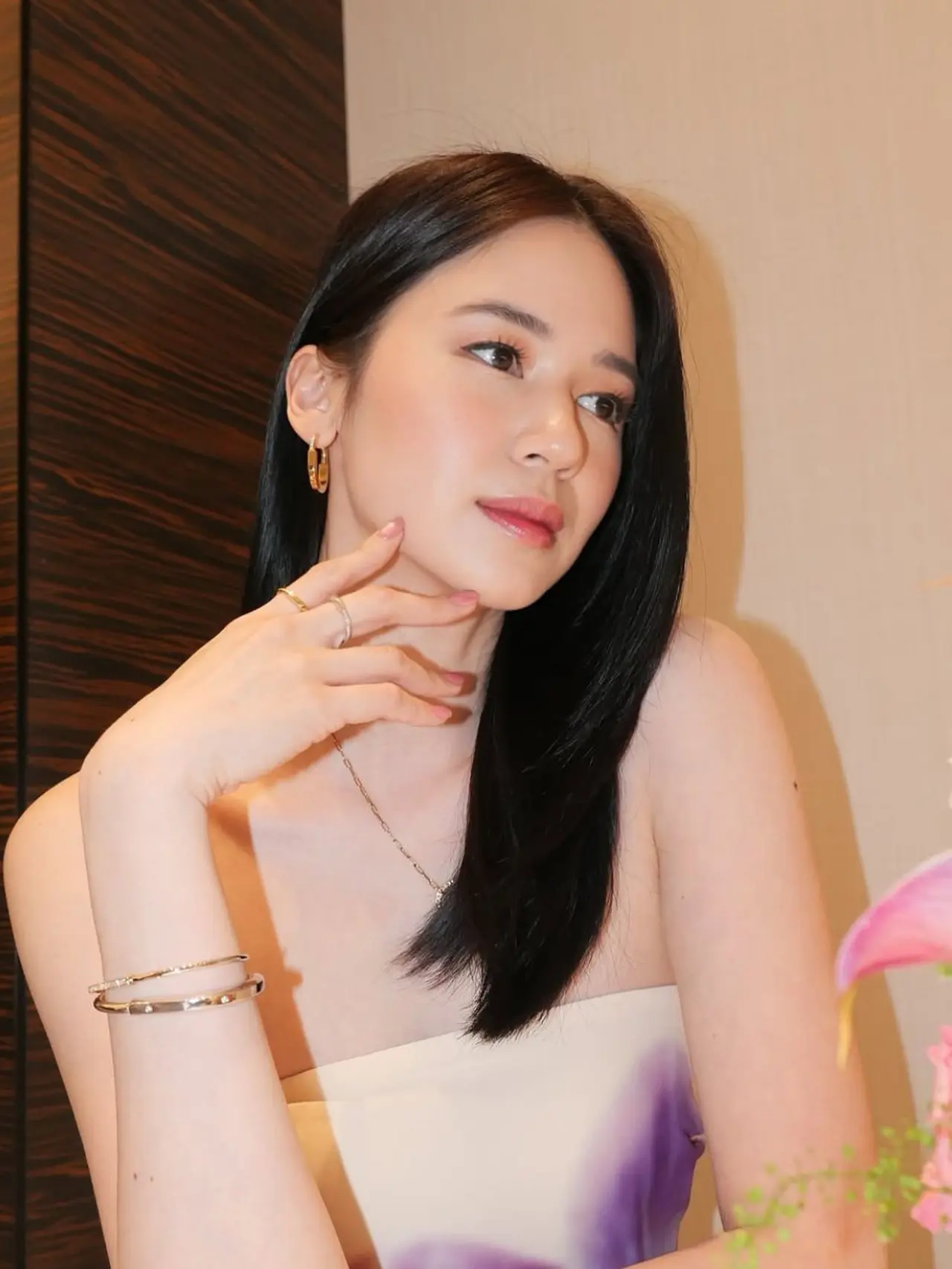 5 Pesona Elegan Laura Basuki dalam Potret Terbaru, Tampilkan Visual ...