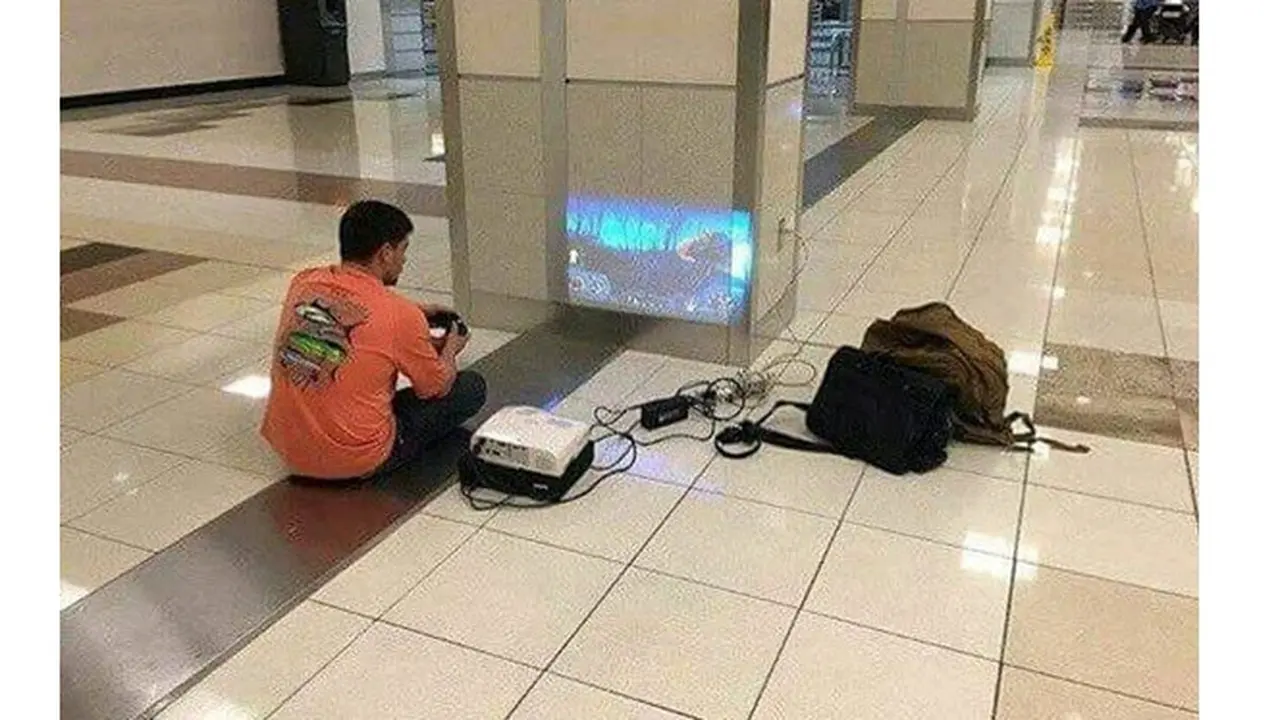 6 Kelakuan Nyeleneh Orang Main Game Tak Kenal Tempat Ini Bikin Tepuk Jidat - Hot Liputan6.com