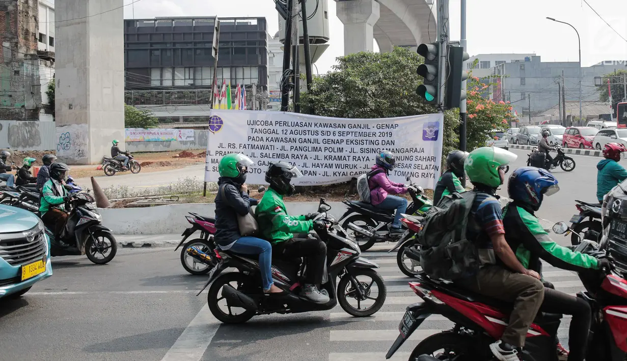 FOTO: Spanduk Sosialisasi Ganjil Genap Terpampang di Jalan Fatmawati ...