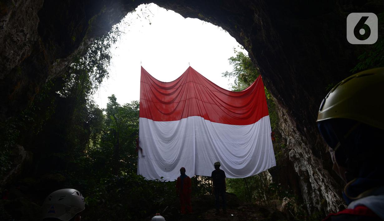FOTO: Bendera Raksasa Dikibarkan di Tebing Kutalingkung - Foto Liputan6.com