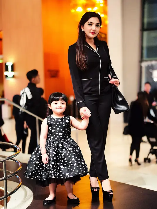 Ashanty dan Stylenya yang Kece saat Bersama Buah Hati - Photo Fimela.com