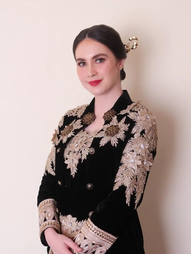 6 Inspirasi Kebaya Velvet Hitam Elegan ala Public Figure, Annisa Pohan ...