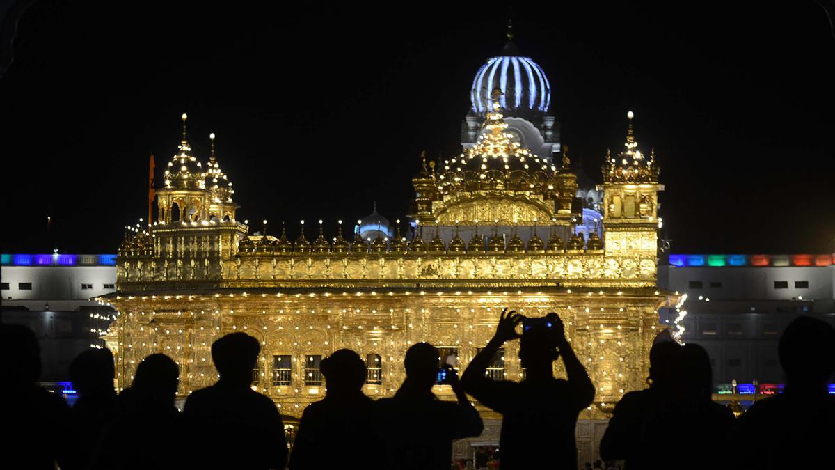 FOTO: Keindahan Kuil Emas Saat Perayaan Ulang Tahun Guru Sikh