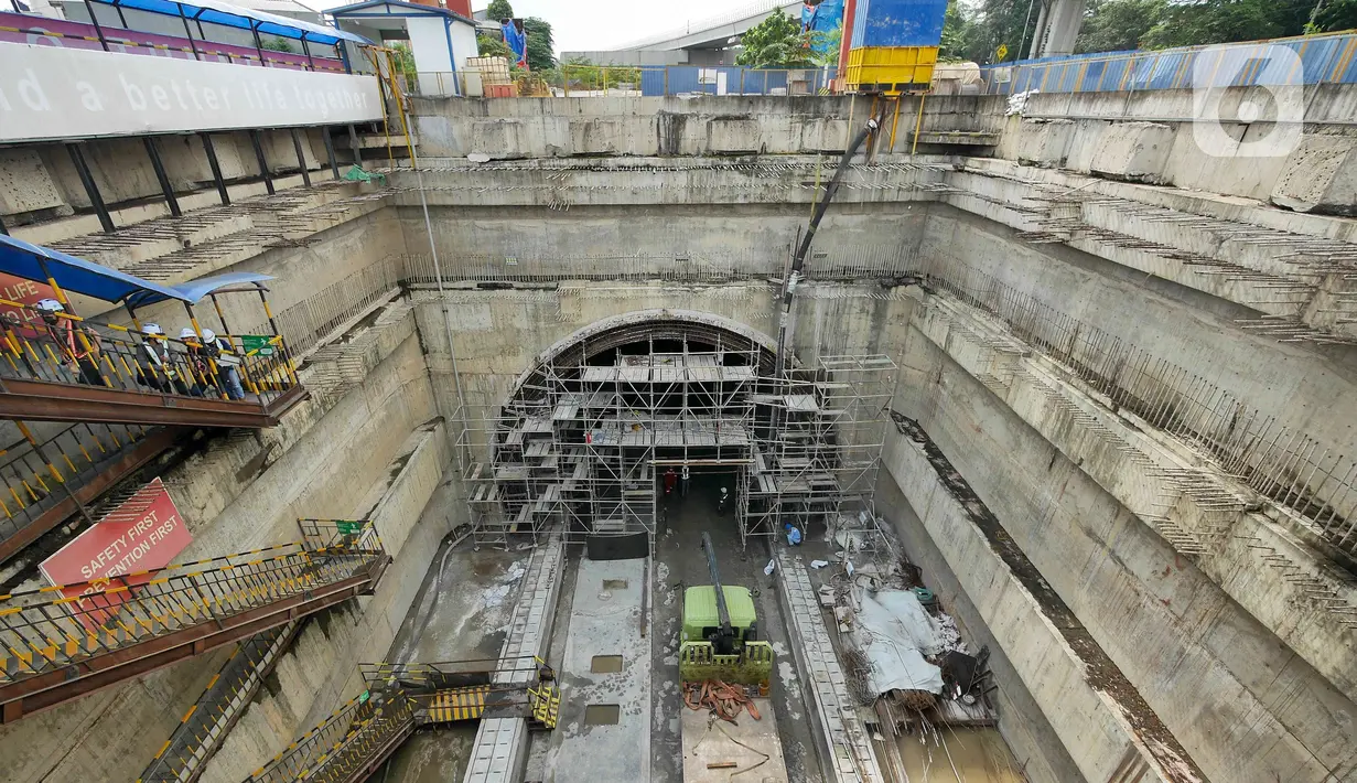 FOTO: Memantau Pengerjaan Proyek Tunnel 1 Halim Kereta Cepat Jakarta-Bandung - Foto Liputan6.com