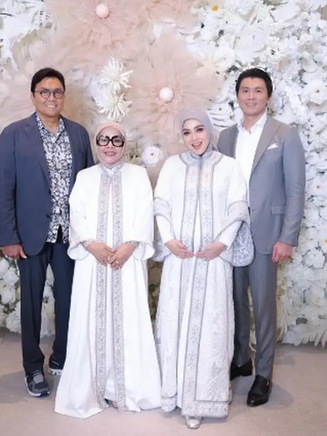 Potret Kedekatan Syahrini dengan Ayah dan Ibu Mertua, Kompak di Berbagai Kesempatan - ShowBiz ...
