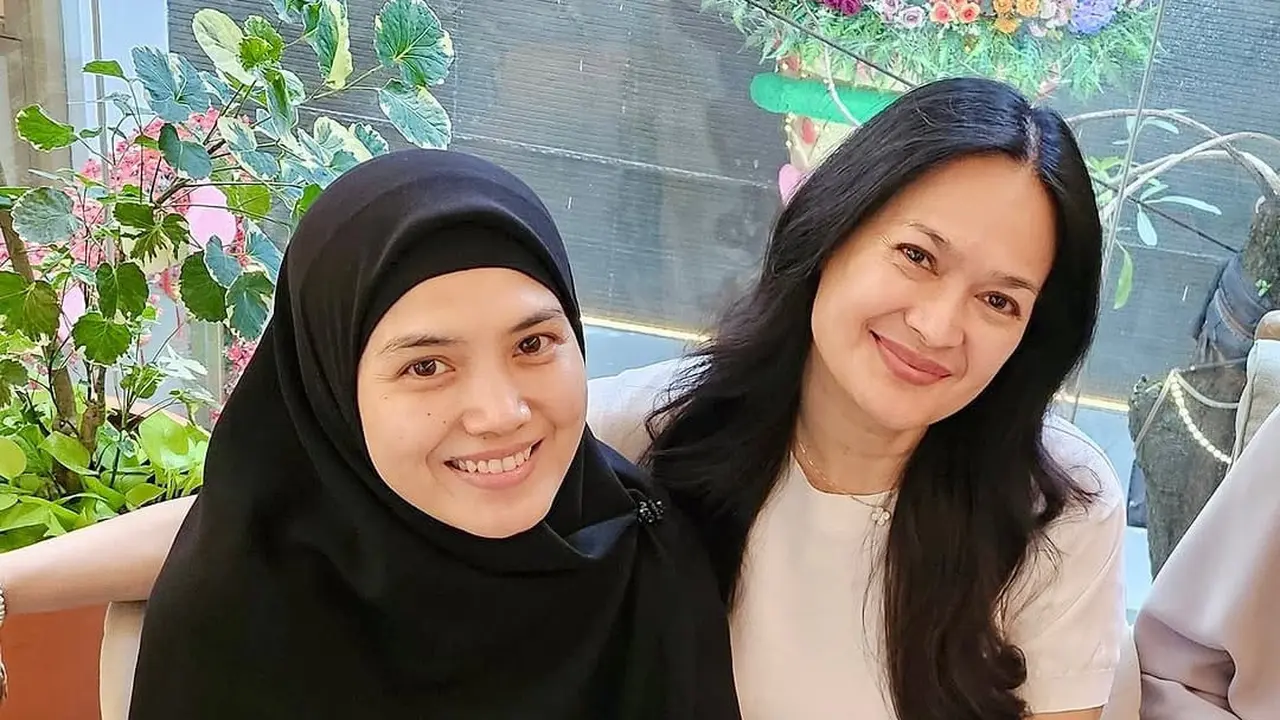 7 Potret Kedekatan Donna Harun dengan Herfiza Novianti Sang Menantu, Senang Bisa Ikut Urus Cucu ...