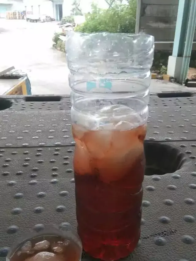 8 Cara Orang Minum Es Ini Nyeleneh Abis, Bikin Heran - Hot Liputan6.com