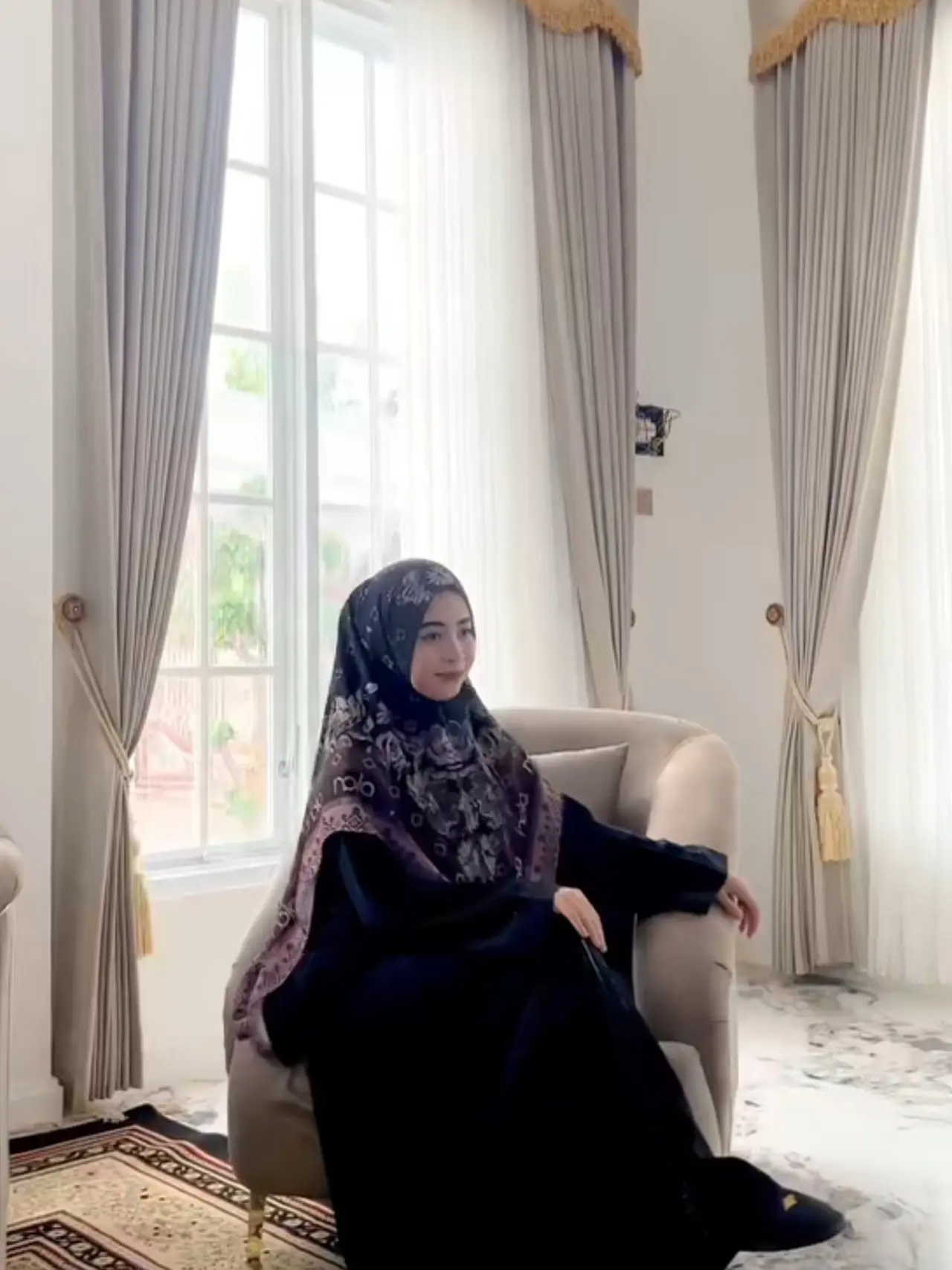 10 Potret Rumah Angel Tacik Viral Bak Istana di Tengah Kampung, Mepet ...