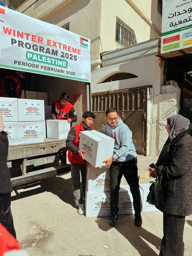Anies Baswedan Ikut Bagikan Bantuan Kemanusiaan Langsung di Palestina ...
