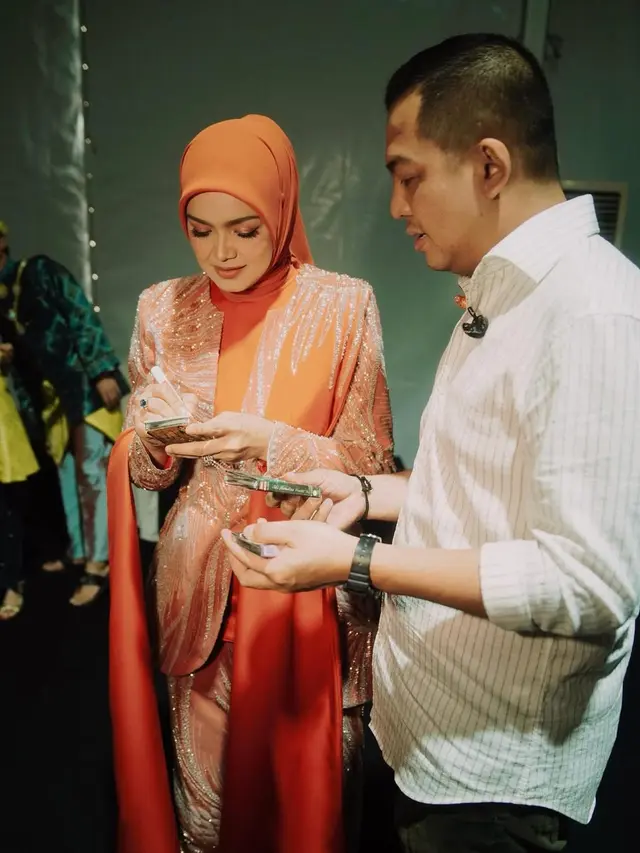 6 Potret Elegan Siti Nurhaliza dalam Balutan Blazer Berkilau di ...