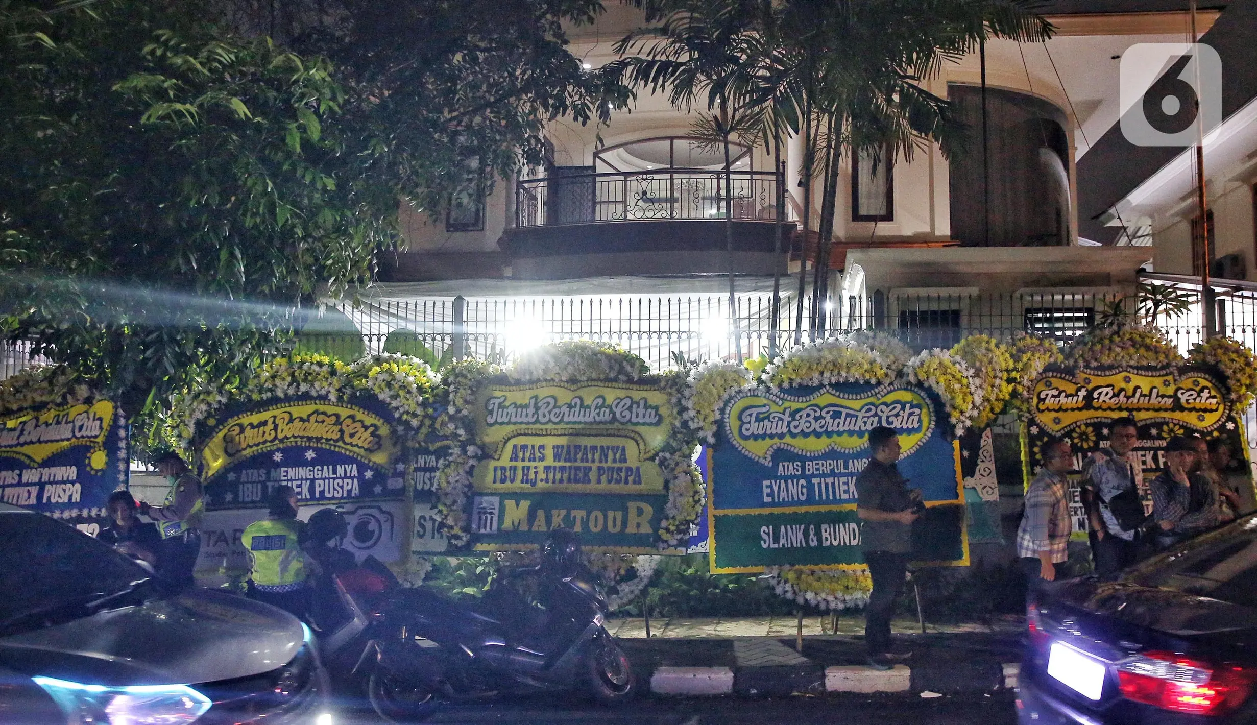 Deretan Karangan Bunga Penuhi Sepanjang Jalan Rumah Duka Penyanyi Legendaris Titiek Puspa - Page ...