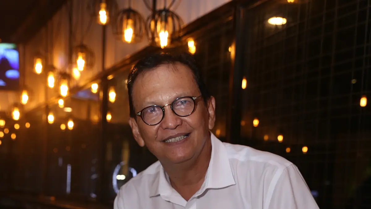 Foto Bareng Wanita Muda, Roy Marten Dikabarkan Nikah Lagi ...