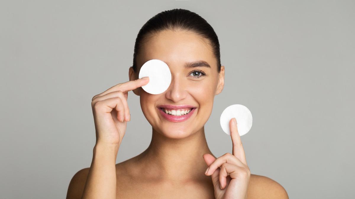 3 Cara Membersihkan Makeup Mata yang Aman dan Tidak Mengiritasi Mata