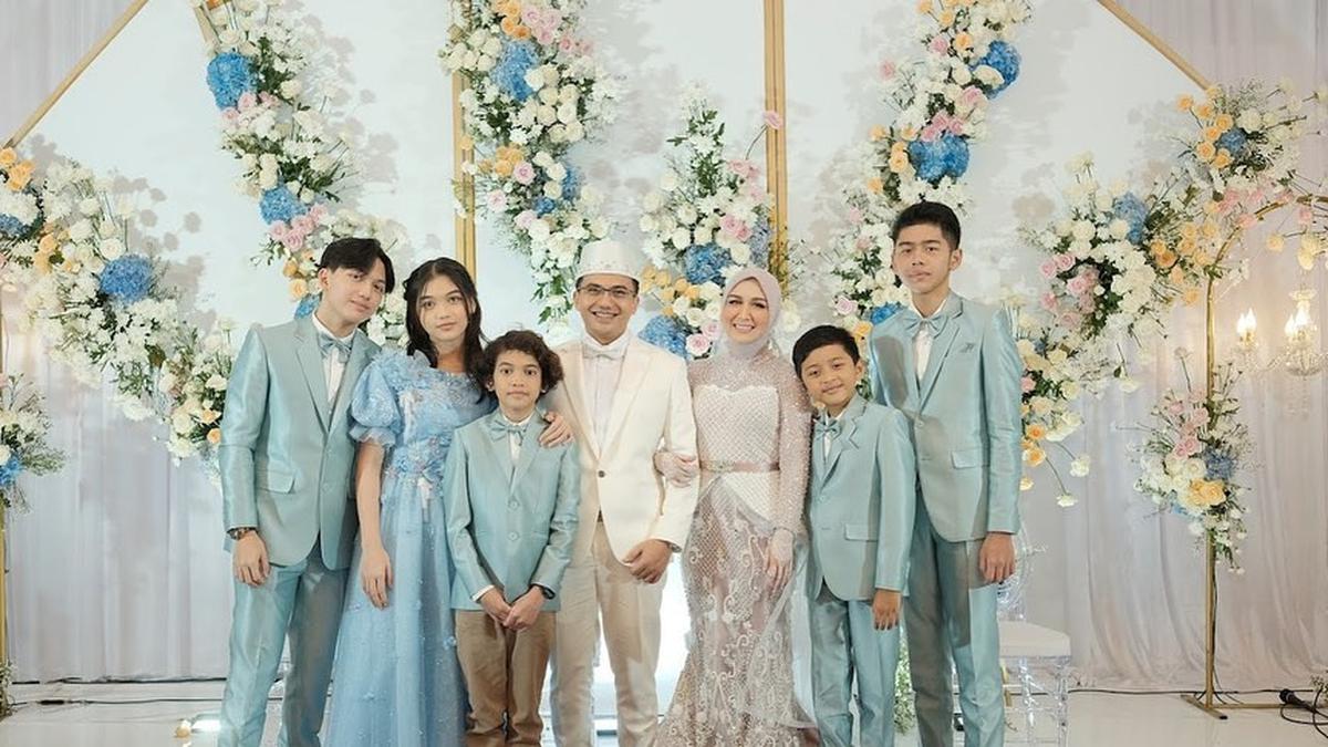 6 Potret Anak Sahrul Gunawan dan Dine Mutiara di Pernikahan Orangtuanya ...