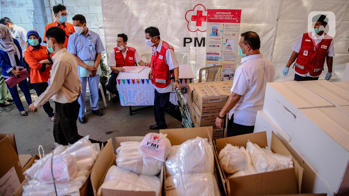 FOTO: PMI DKI Jakarta Berikan Bantuan 1.000 APD untuk Tenaga Medis Covid-19 - Foto Liputan6.com