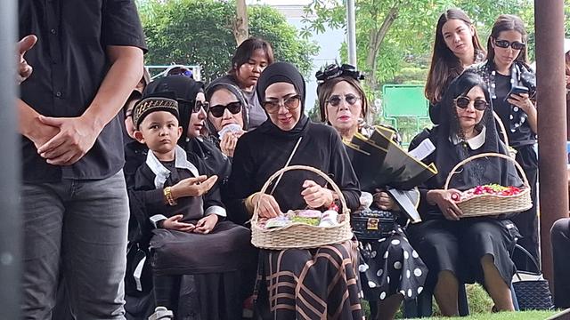 Tangis Venna Melinda Antarkan Jenazah sang Ayah ke Peristirahatan Terakhir