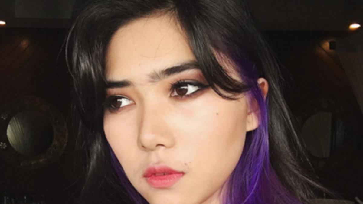 Gonta Ganti Warna Rambut: Penampilan Isyana Sarasvati tetap 'Chic ...