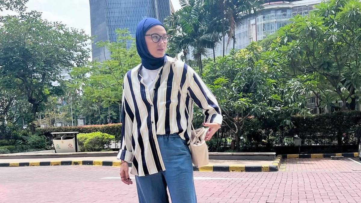 6 Gaya Berhijab Zee Zee Shahab bak ABG, Inspirasi Padu Padan Kemeja ...