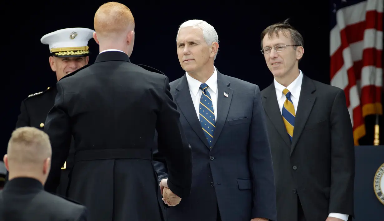 Kegembiraan Para Taruna Angkatan Laut AS Rayakan Kelulusan - Foto ...